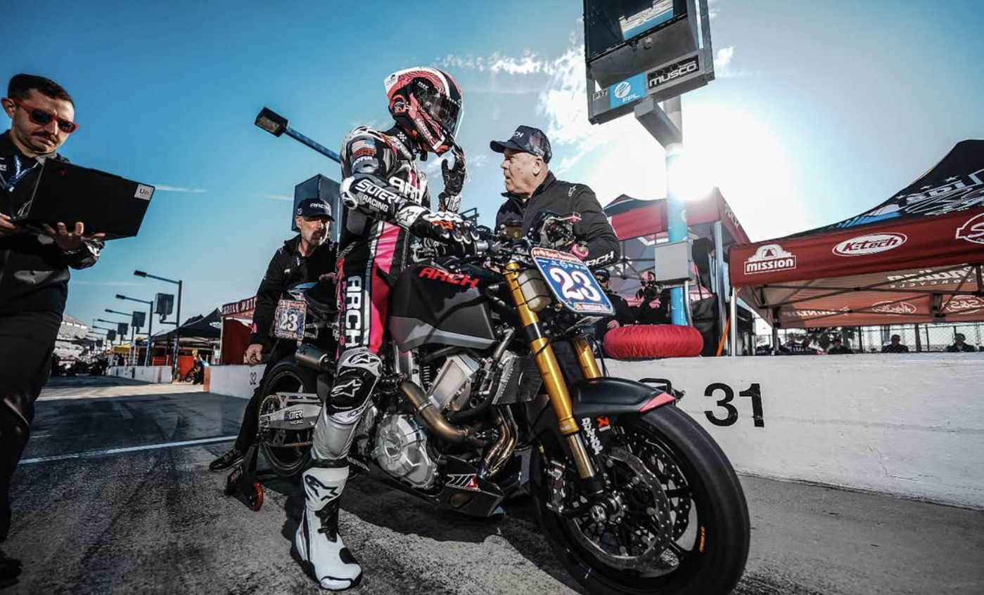 Keanu Reeves’ Arch Motorcycle waagt zich aan racen met Isle of Man TT ...